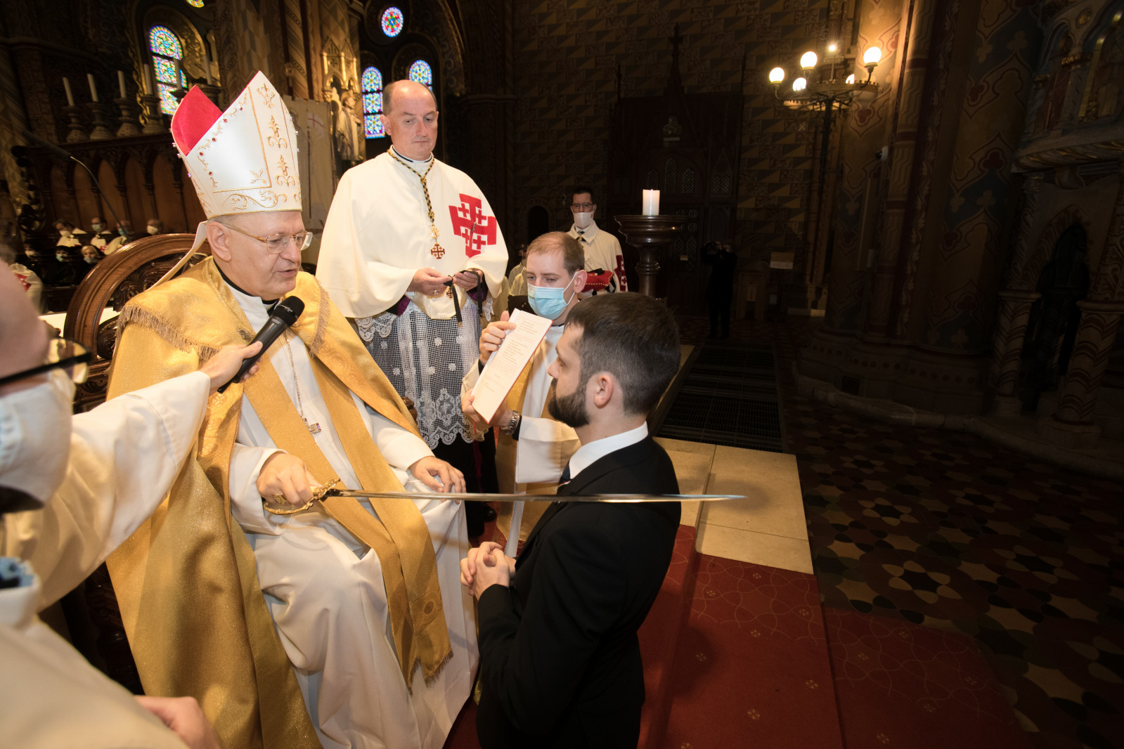 Szent Sír lovagokat avattak a Mátyás-templomban | Magyar Kurír ...