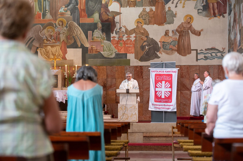 Isten meghosszabbított keze: a karitászos – Hálaadó szentmise a ...
