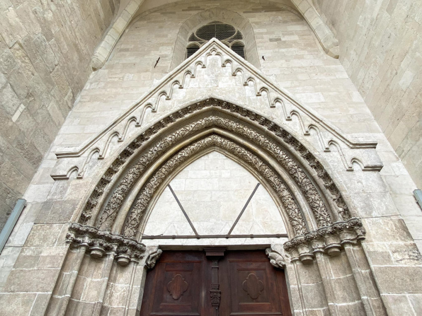 Megújult a gyulafehérvári székesegyház bejárata | Magyar Kurír ...