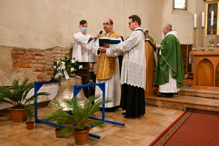 Harangot szentelt Székely János megyéspüspök Szombathelyen Boldog Brenner János tiszteletére ...