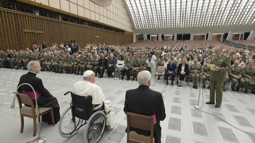 Ferenc pápa a római utak biztonságáért felelős szardíniai gránátosokat ...