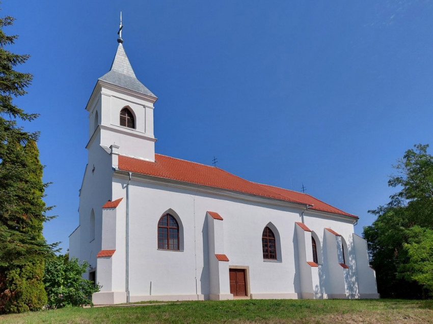 Megújult a felsőnyéki templom – Ötszáz éves keresztény tömegsírt tártak ...