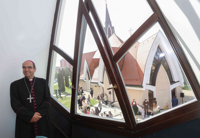 Új közösségi házat áldott meg Székely János püspök Zalaegerszegen | Magyar Kurír - katolikus ...