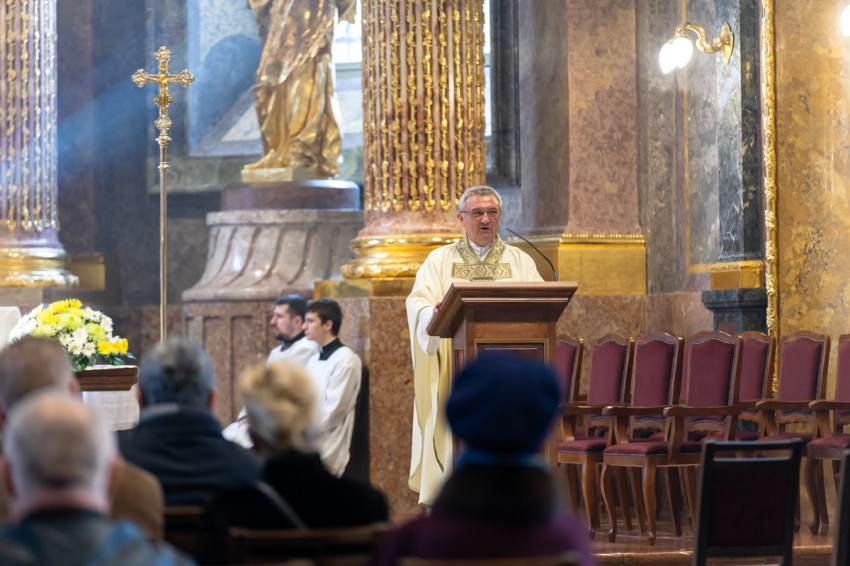 Veres András mindenszentek ünnepén: Olvassuk el mindennap egy szent ...