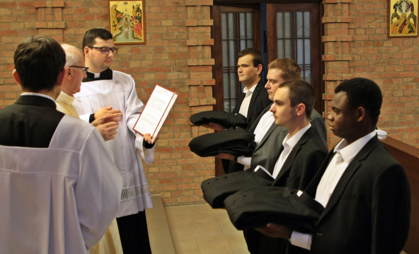 „Vesd le a régi embert, és öltözz Krisztusba” – Beöltözések a Szeged ...