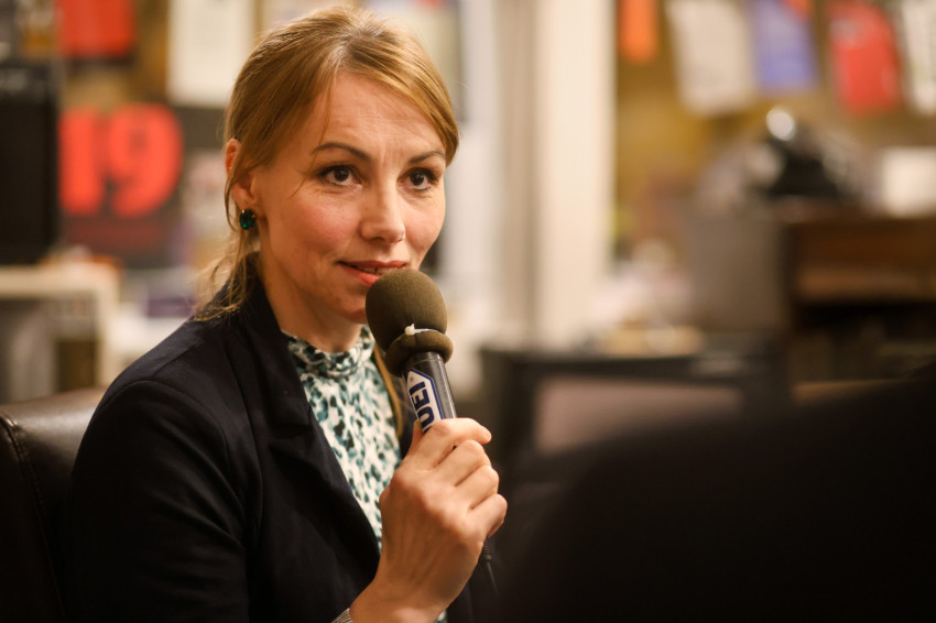 A fájdalom szépsége – Iancu Laura: A vágány mellett | Magyar Kurír ...