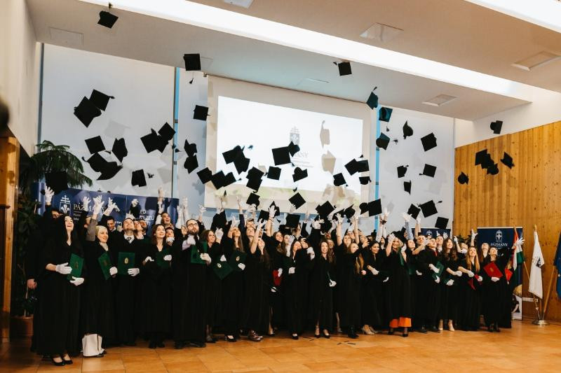 Diplomaátadás a Pázmány ITK-n | Magyar Kurír - katolikus hírportál