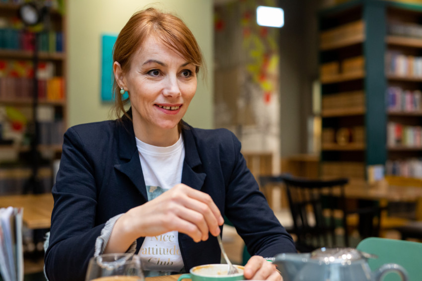 A kereszt a szurdokon átívelő híd – Beszélgetés Iancu Laura költővel | Magyar Kurír - katolikus ...