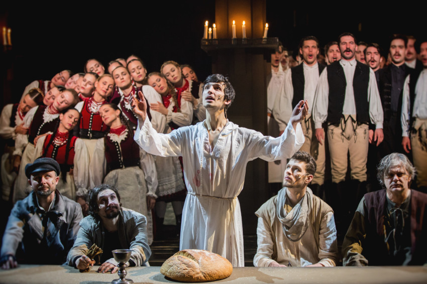 Ingyenesen látható a Csíksomlyói passió a Szent István-bazilika előtt ...