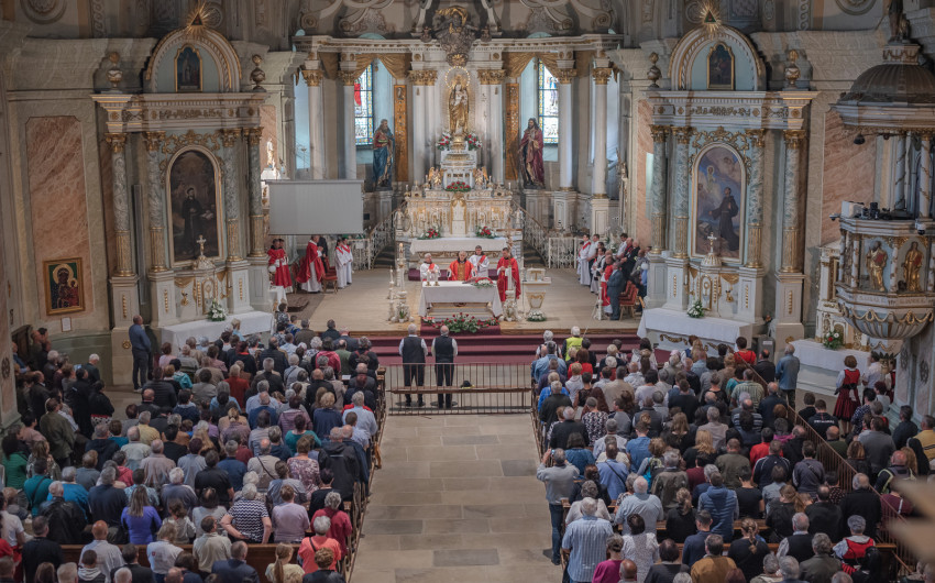 Csíksomlyón ünnepelték a Szentlélek eljövetelét a ferences rend legfőbb elöljárói | Magyar Kurír ...