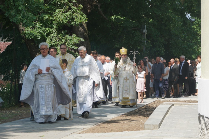 Orosz Atanáz püspök megáldotta a felújított görögkatolikus templomot ...