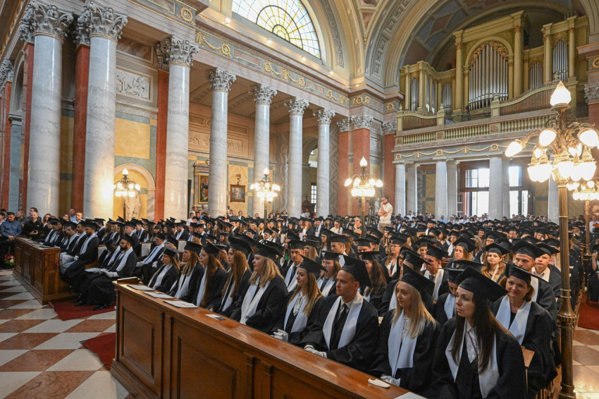Több mint ezer hallgató fejezte be tanulmányait az Eszterházy Károly ...