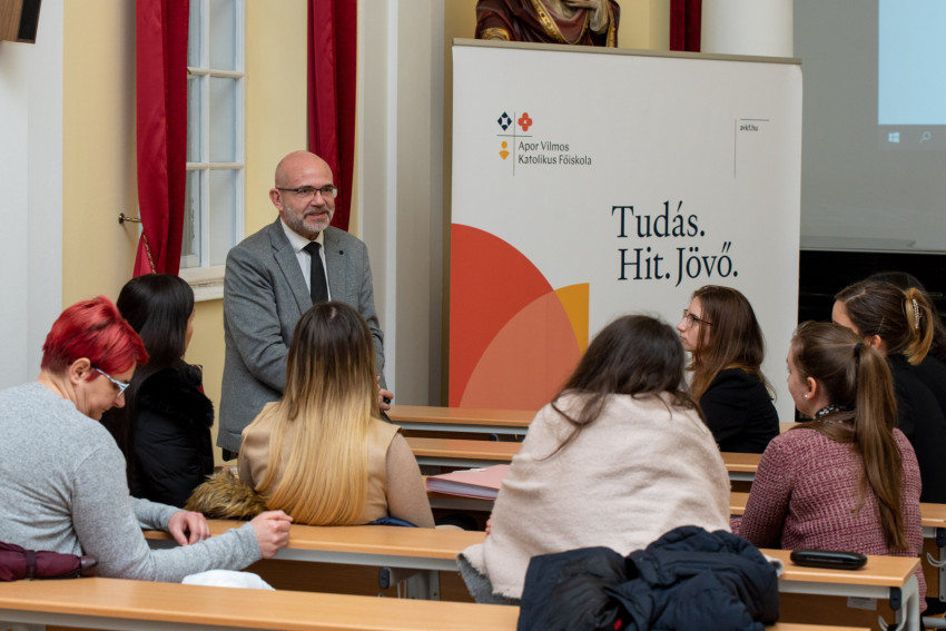 Rekordszámú felvételiző jutott be az Apor Vilmos Katolikus Főiskola ...