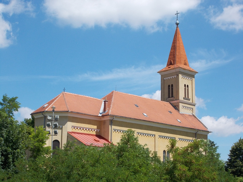 Barokk sírkő a veszprémi Szent László-templom falában – Érsekségi ékességek (88.) | Magyar Kurír ...