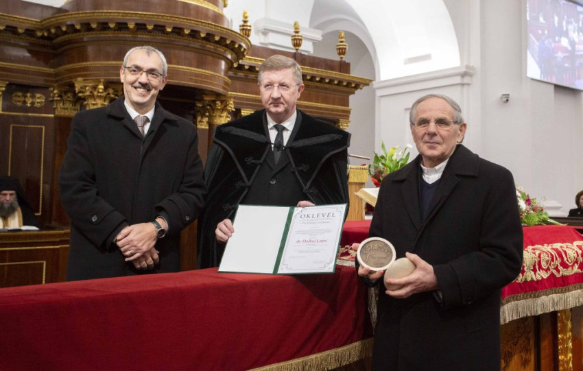 Pro Unitate in Christo díjat vehetett át Dolhai Lajos Debrecenben ...