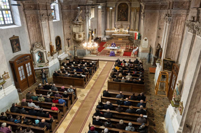 „Újra egymásba kell kapaszkodnunk” – Felújították a teveli ...