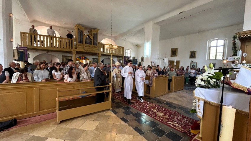 Megáldották a bánsági Felsőbencsek templomát | Magyar Kurír - katolikus ...