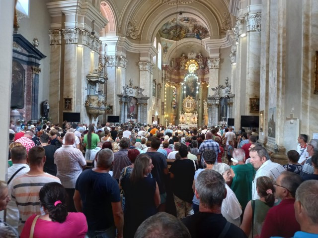 Nagyboldogasszony ünnepén sokan zarándokoltak a temesvári egyházmegye ...