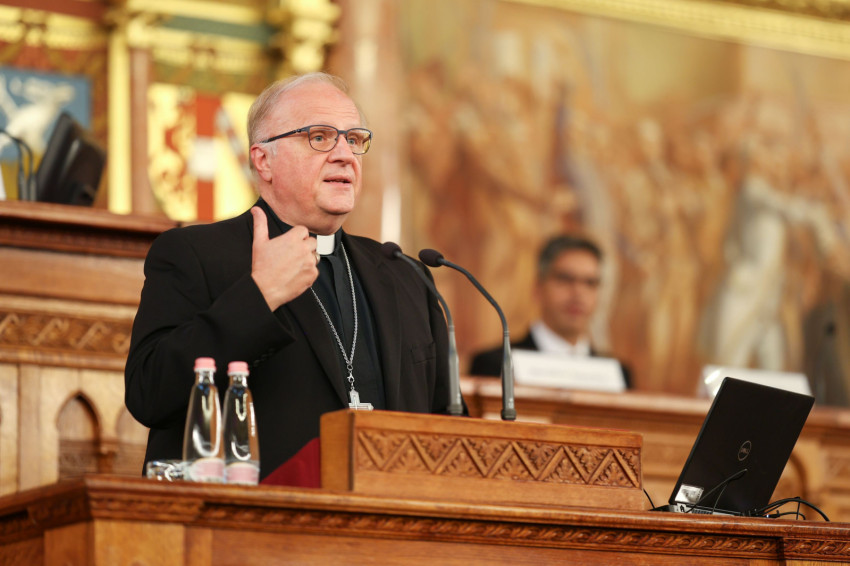 Michael W. Banach apostoli nuncius a KÉSZ-kongresszuson: A család pro ...