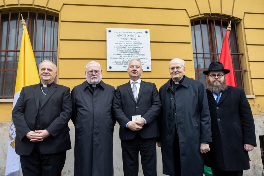 Gallagher érsek Angelo Rotta emléktáblájánál Budapesten: Őrizzük a ...