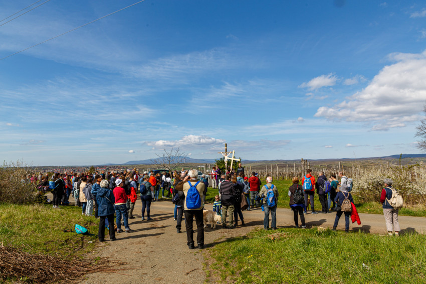 Idén is megtartották az Eged-hegyi keresztutat | Magyar Kurír ...