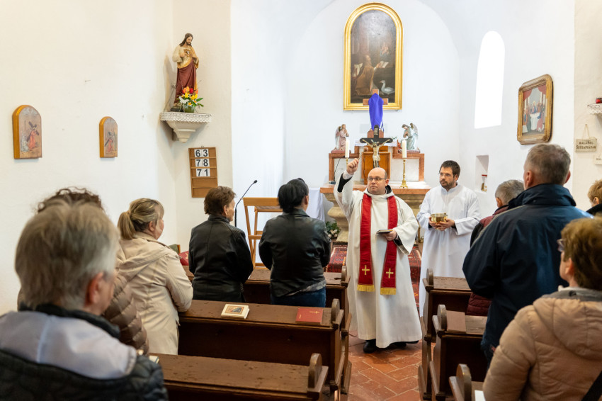Nagypénteken avatták fel az új keresztút stációit Balatonudvari kis templomában | Magyar Kurír ...