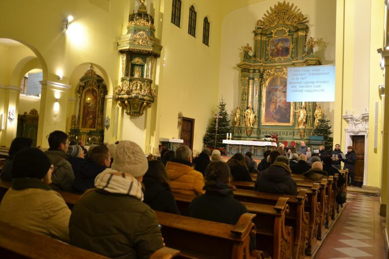 Ökumenikus taizéi imaórát tartottak Budapesten, a Ciszterci Szent Imre ...