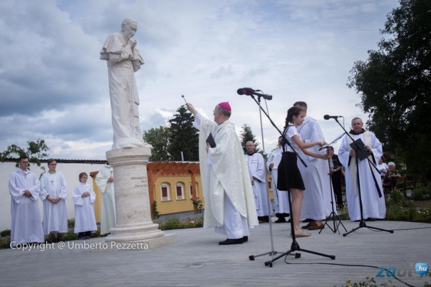Kertet és szobrot avattak Mindszenty József emlékére Zalaegerszegen | Magyar Kurír - katolikus ...